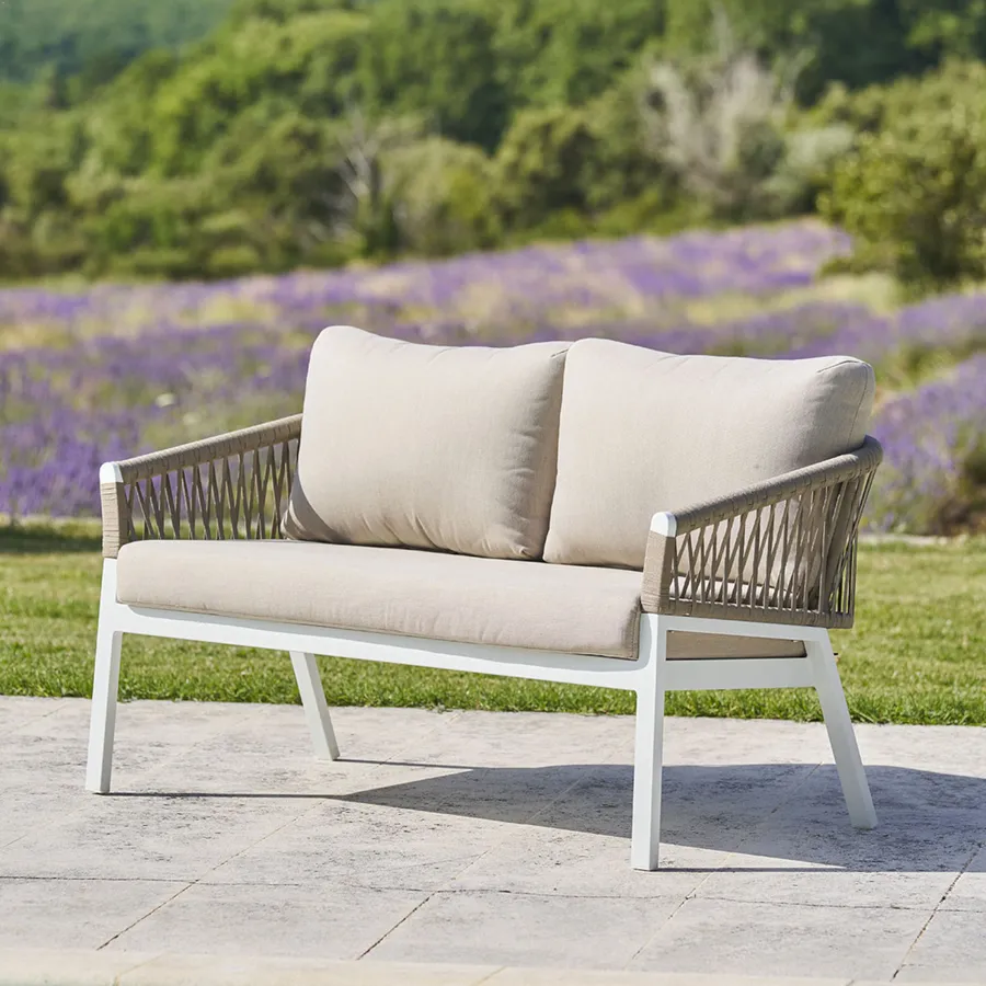 Divano due posti da giardino in alluminio bianco con cuscini e dettagli ...