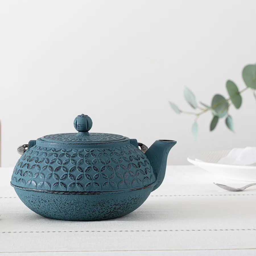 Teiera 16x18h cm in ghisa blu con decorazioni e manico